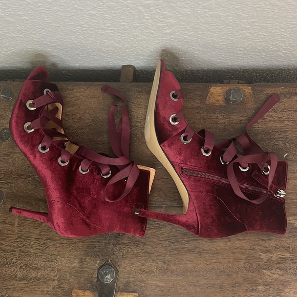 Laya by Zendaya | Shoes | Nib Laya By Zendaya Nadine Wine Red Velvet ...
